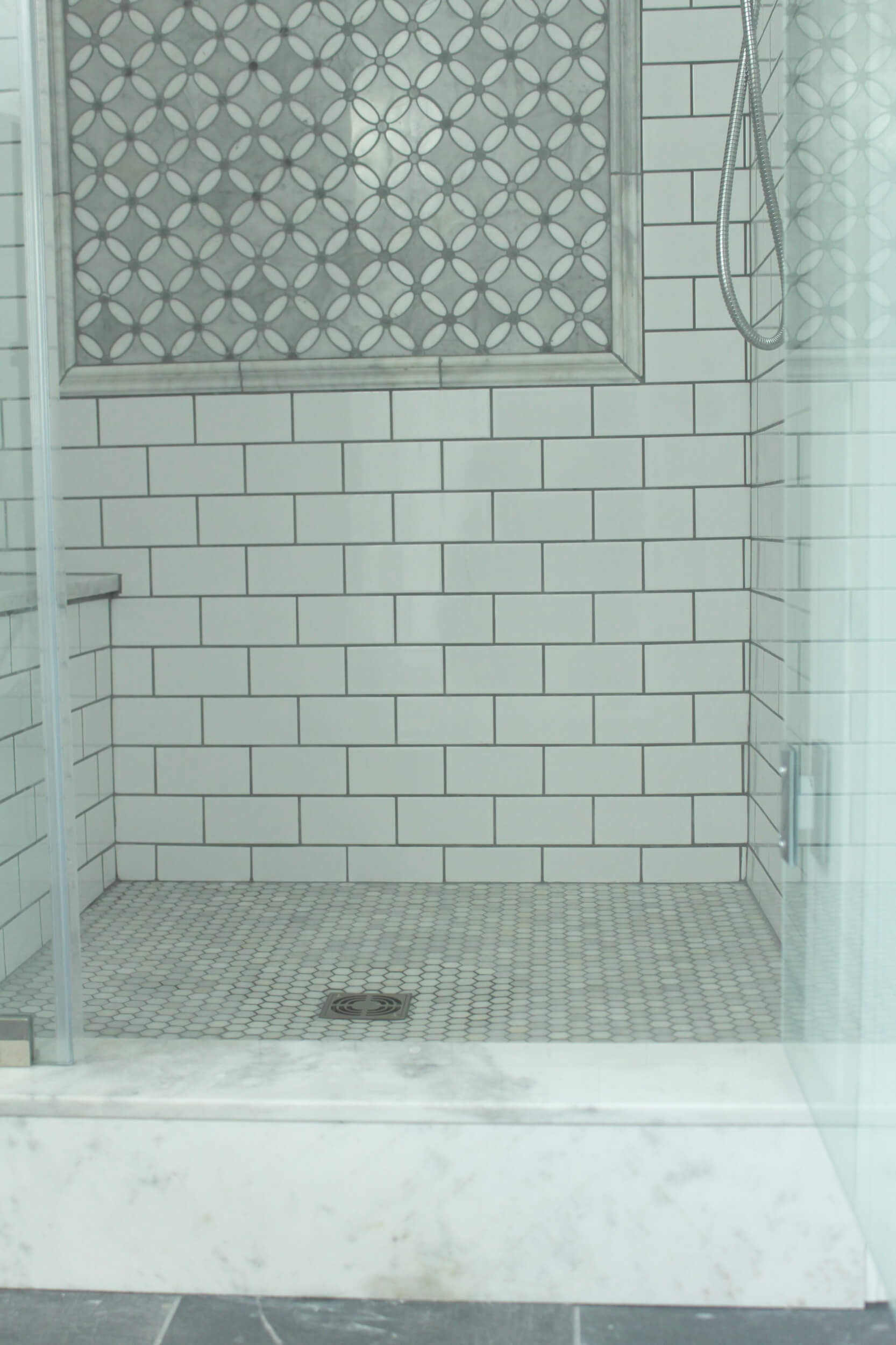 DIY Elegant Farmhouse Master Bathroom Shower Tile & Floor Ideas ...