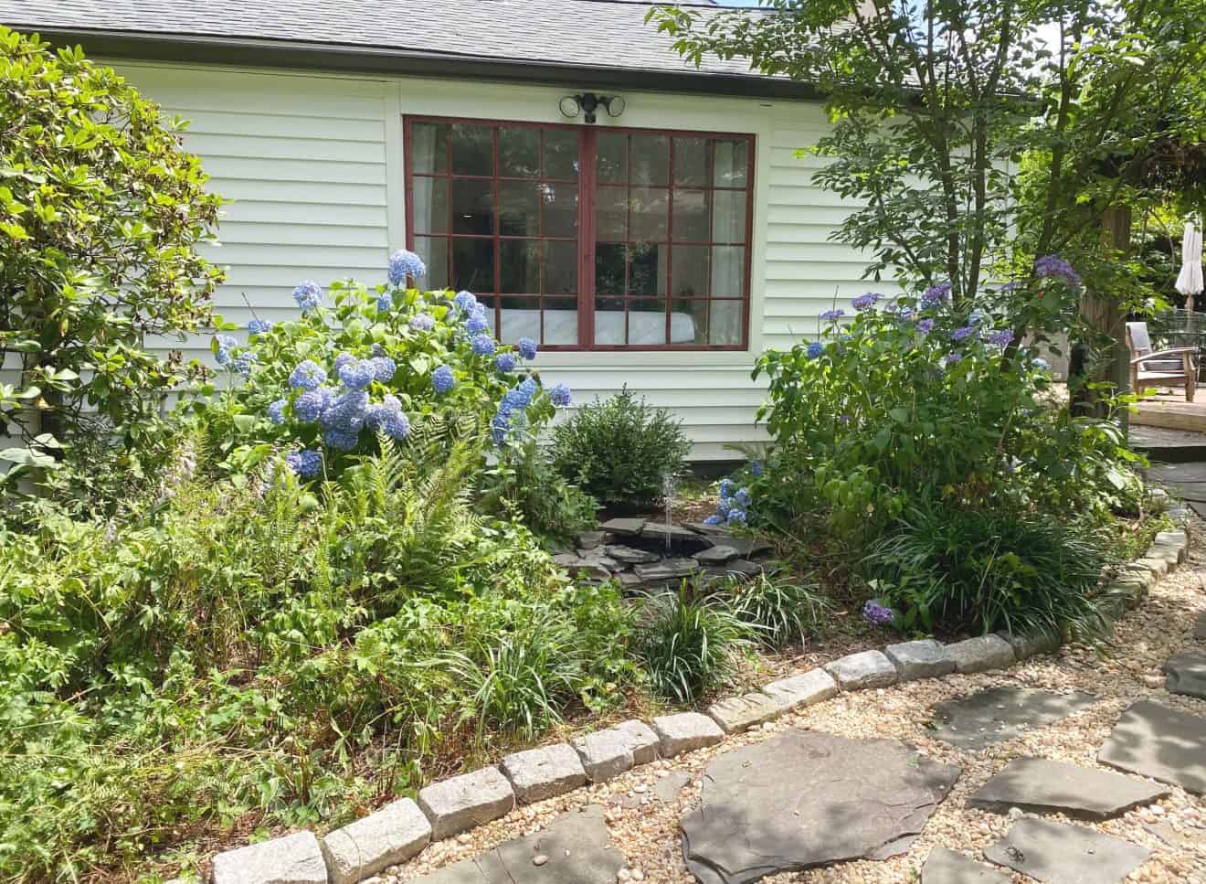 3 Beautiful Tips to Rock Landscaping under a Front Window or Picture ...