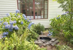 3 Beautiful Tips to Rock Landscaping under a Front Window or Picture ...