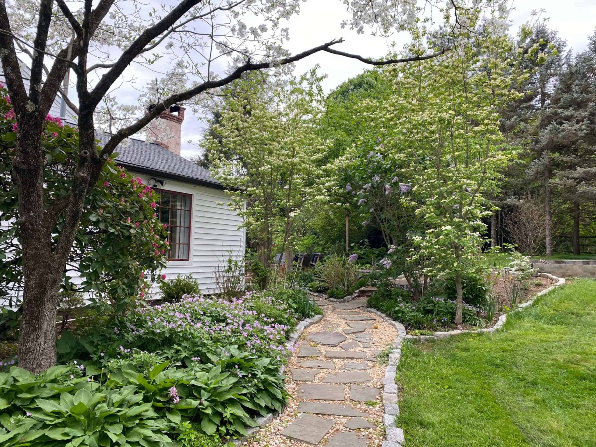 3 Beautiful Tips to Rock Landscaping under a Front Window or Picture ...